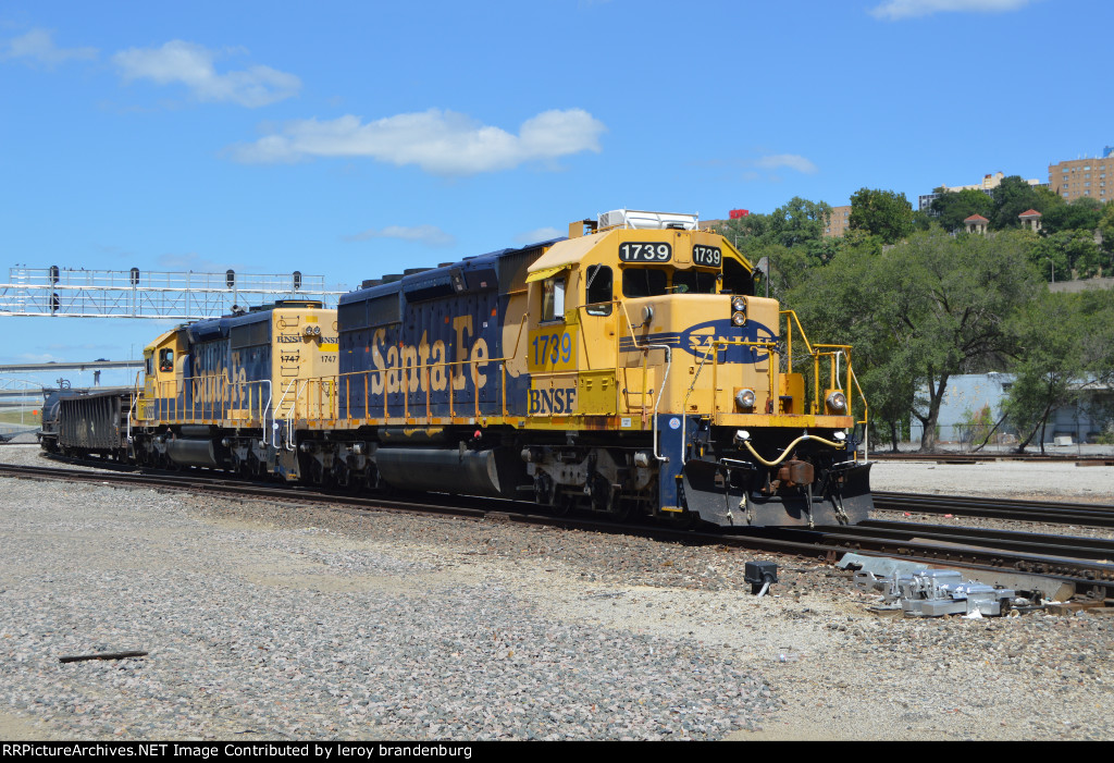 BNSF 1739 leads a westbound transfer thru the bottoms
